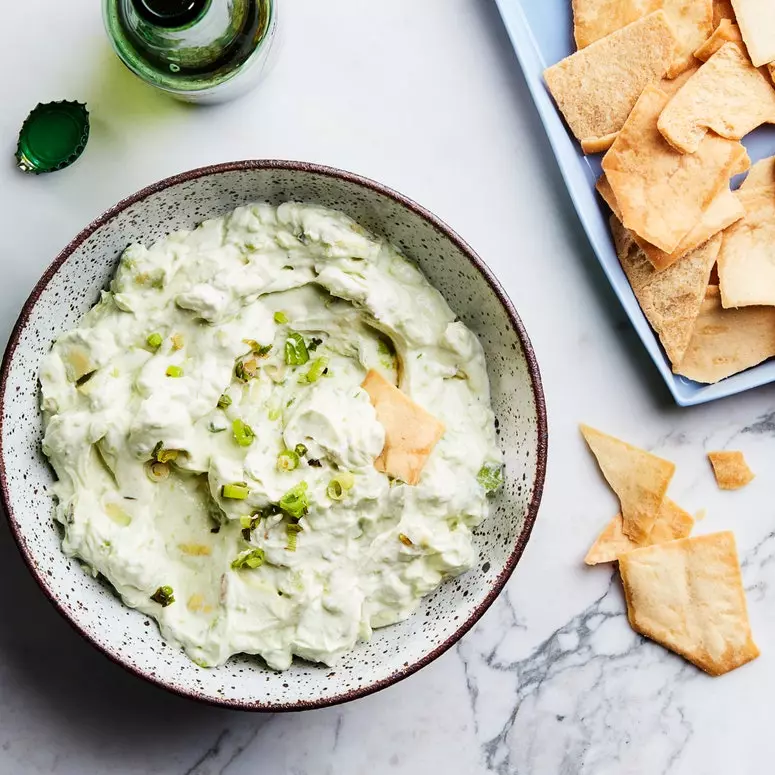 I-Creamy Avocado Dip ne-scallions