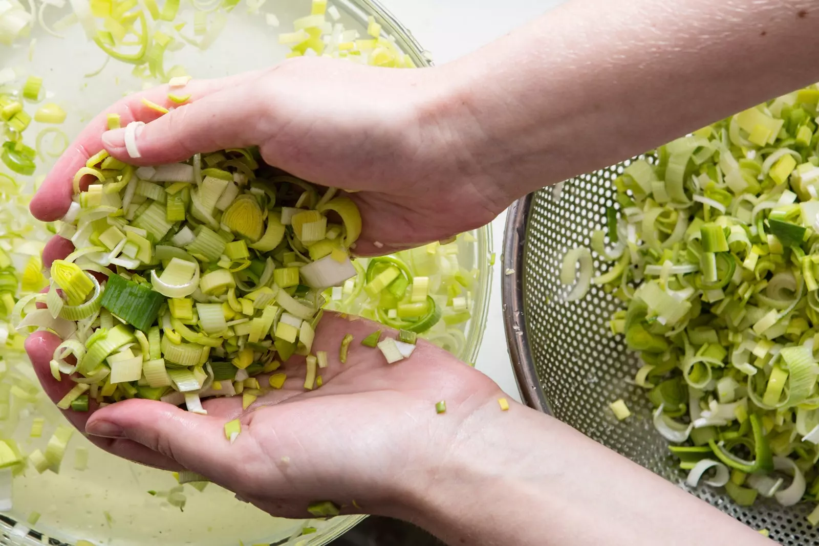 Den här bilden kan innehålla vegetabiliska och groddar som producerar mat från en människa