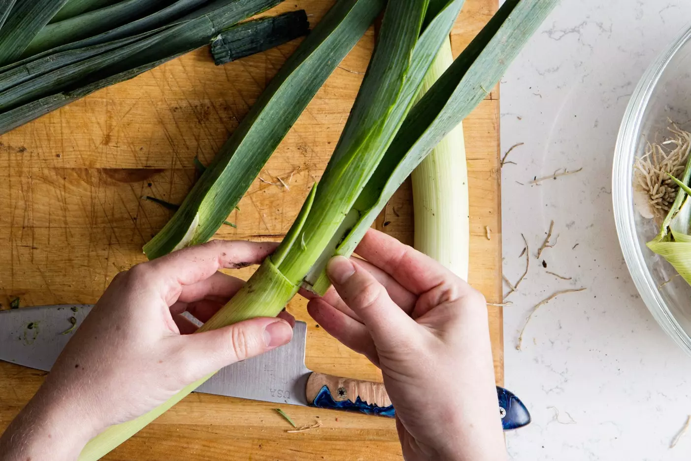 Bilden kan innehålla vegetabiliskt livsmedel från mänsklig person grönsak och purjolök