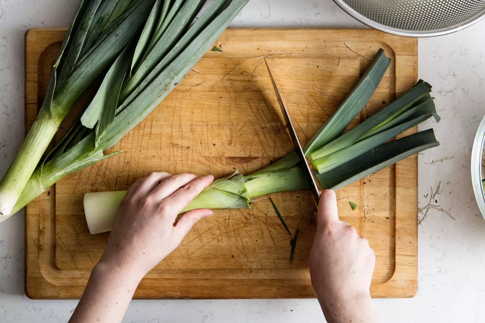 Este posibil ca imaginea să conţină Produse alimentare vegetală Legume Praz Om şi Persoană