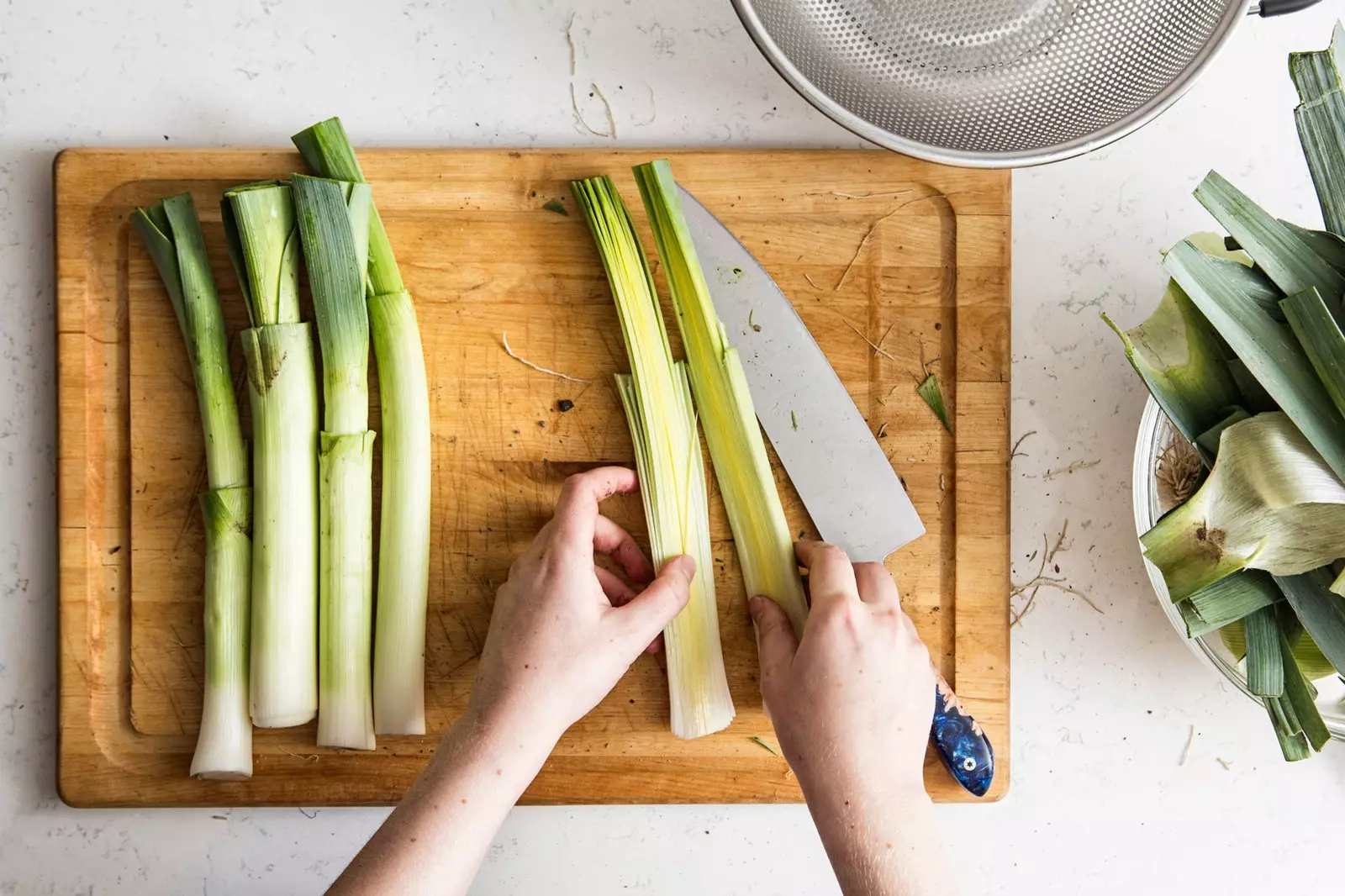 Bilden kan innehålla vegetabiliskt livsmedel från mänsklig person grönsak och purjolök