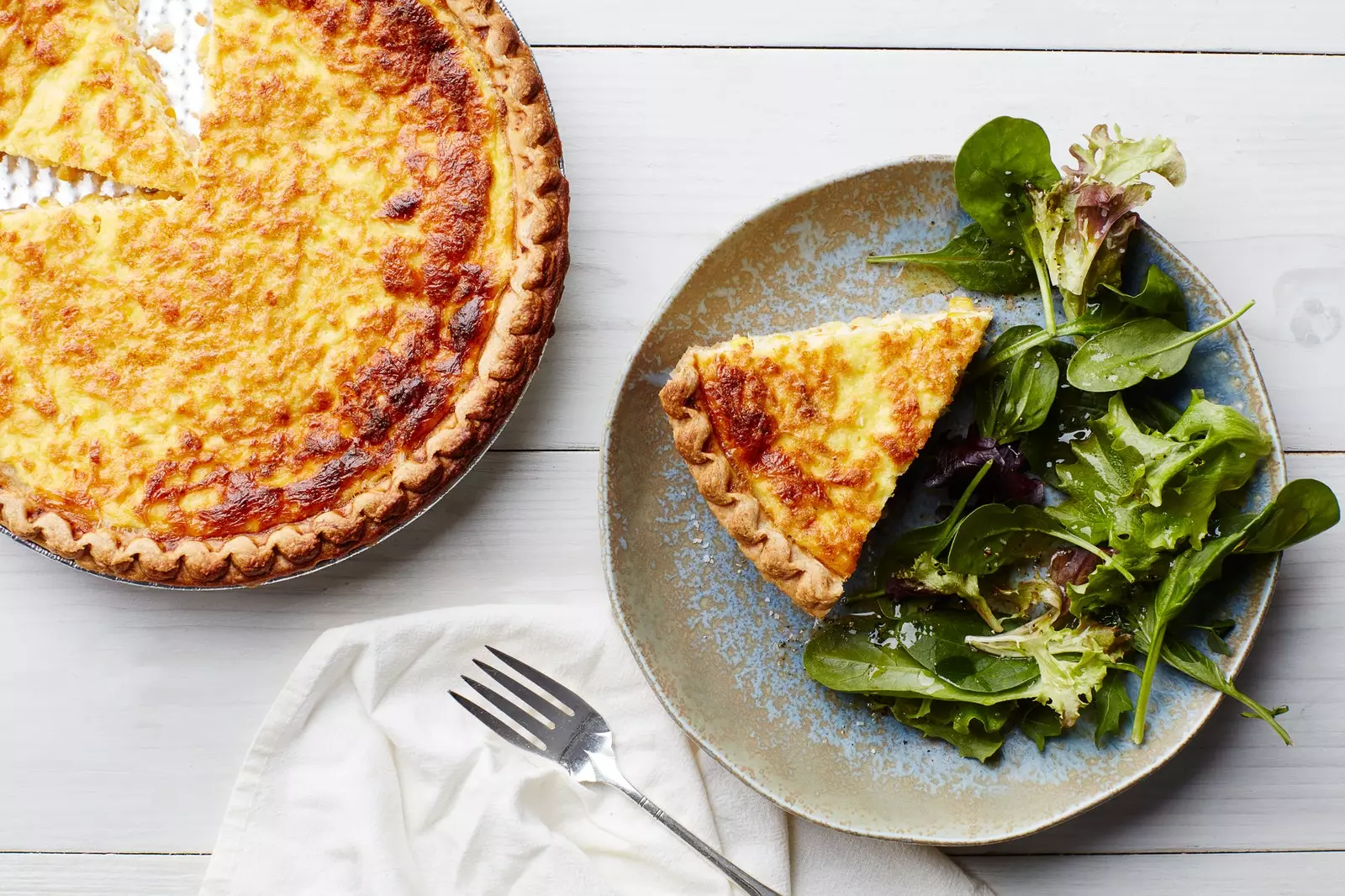 Foto de quiche de blat de moro de Mainstay Inn amb una llesca tallada en un plat amb una amanida.