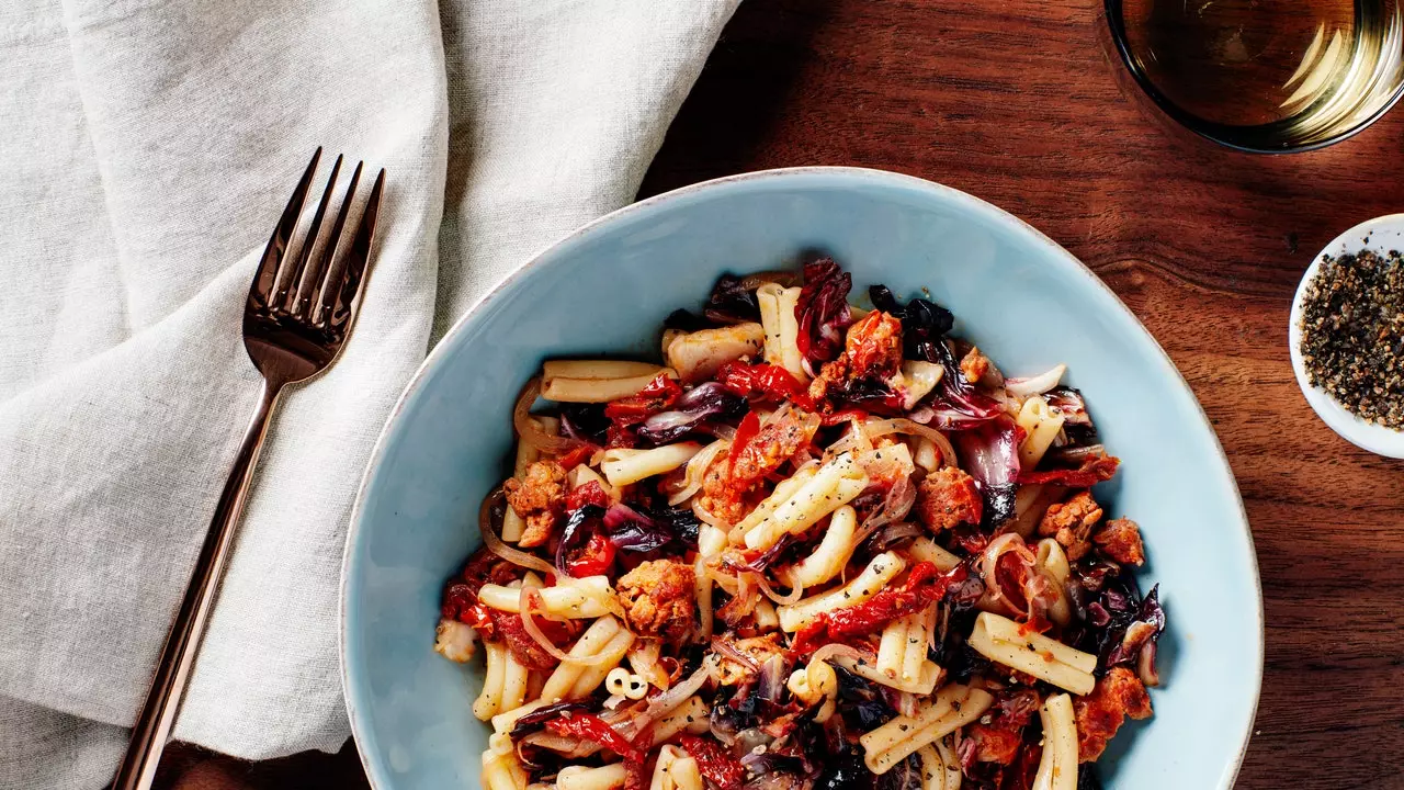 Pasta nwere soseji oseose, Radicchio, na tomato mịrị amị