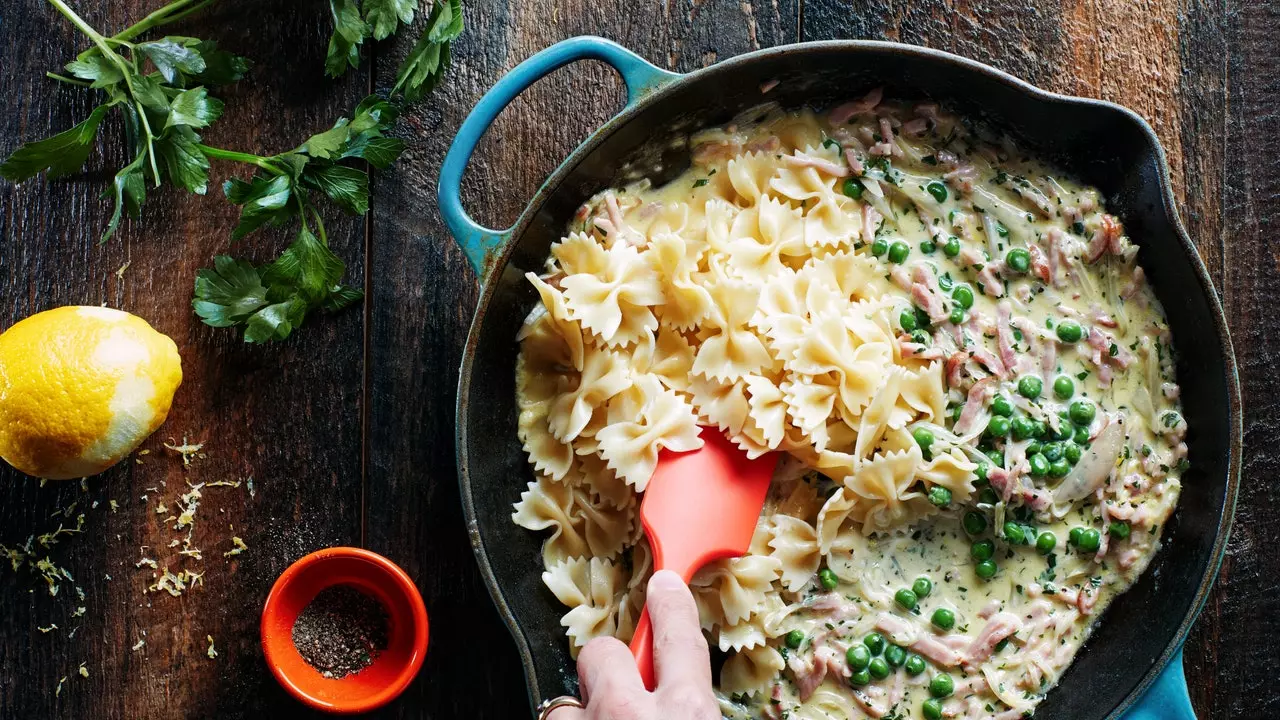 Pasta nwere ham, pea, na ude ihe dị nkeji iri na ise