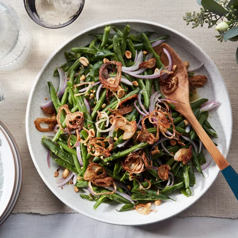 Beschte Thanksgiving Zalot Rezepter Smashed gréng Bounen Zalot dropgesat mat frittéiert Schalotten a roude roude Ënn.