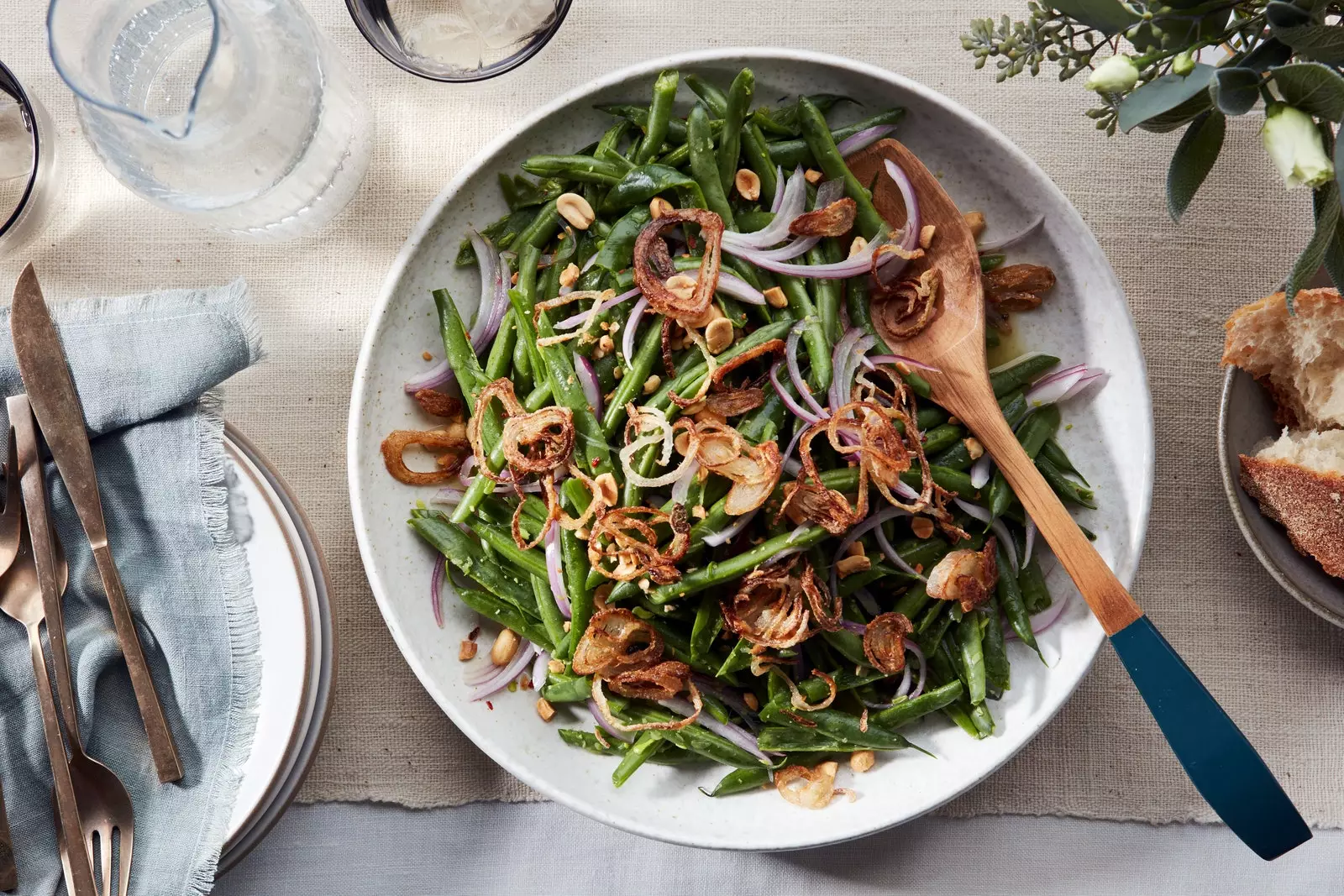 Beschte Thanksgiving Zalot Rezepter Smashed gréng Bounen Zalot dropgesat mat frittéiert Schalotten a roude roude Ënn.