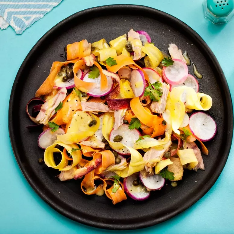 Jedním z receptů na konzervu tuňáka je tento zářivý salát z mrkve a ředkve.