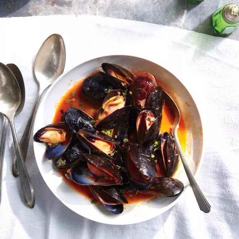 圖片中可能有 Animal Seafood Lobster Food Sea Life Meal Dish Plant Cutlery and Spoon