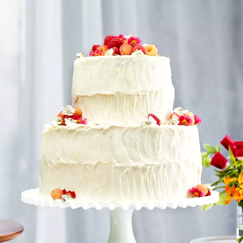 Зображення може містити Їжа Десертний торт Весільний торт Одяг та скло
