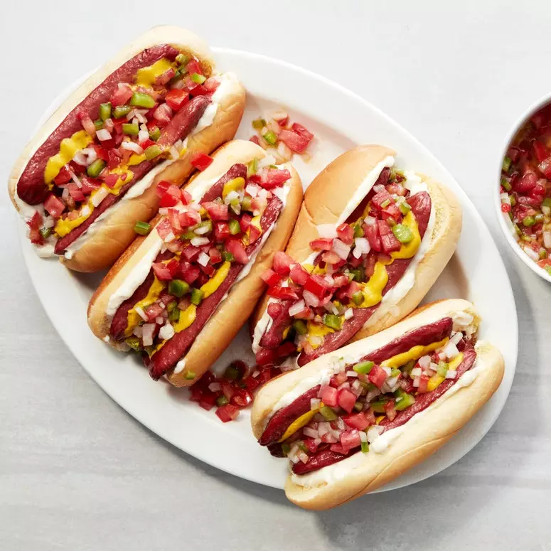 litrato sa Argentinian stlye hot dogs sa usa ka platter