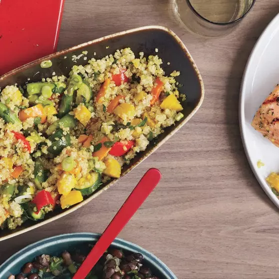 Billedet kan indeholde Plant Food Stuffing Frokost Måltid Møbler Bord Spisebord og Producer