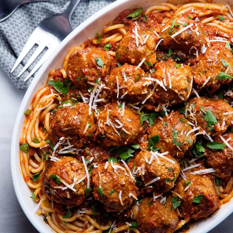 Afbeelding kan het volgende bevatten Dish Food Maaltijd Pasta Gehaktbal en Spaghetti