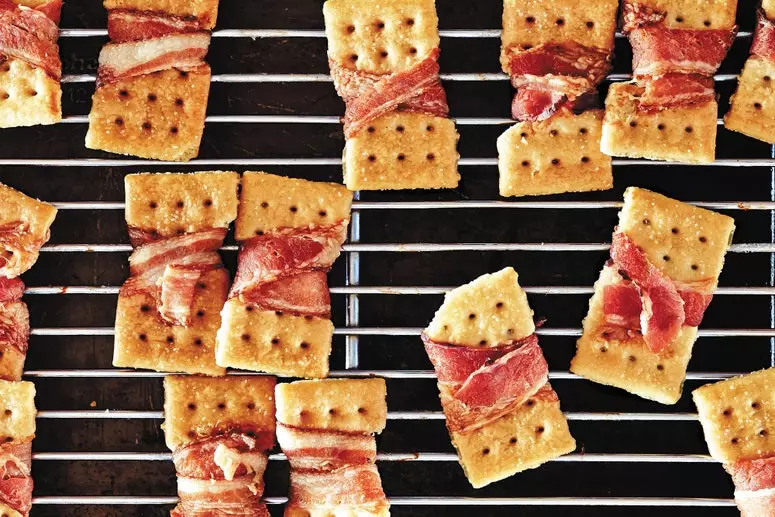 Mga crackers na nilagyan ng bacon