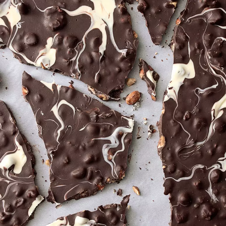 प्रतिमेत फूड डेझर्ट चॉकलेट फज कुकी आणि बिस्किट असू शकतात