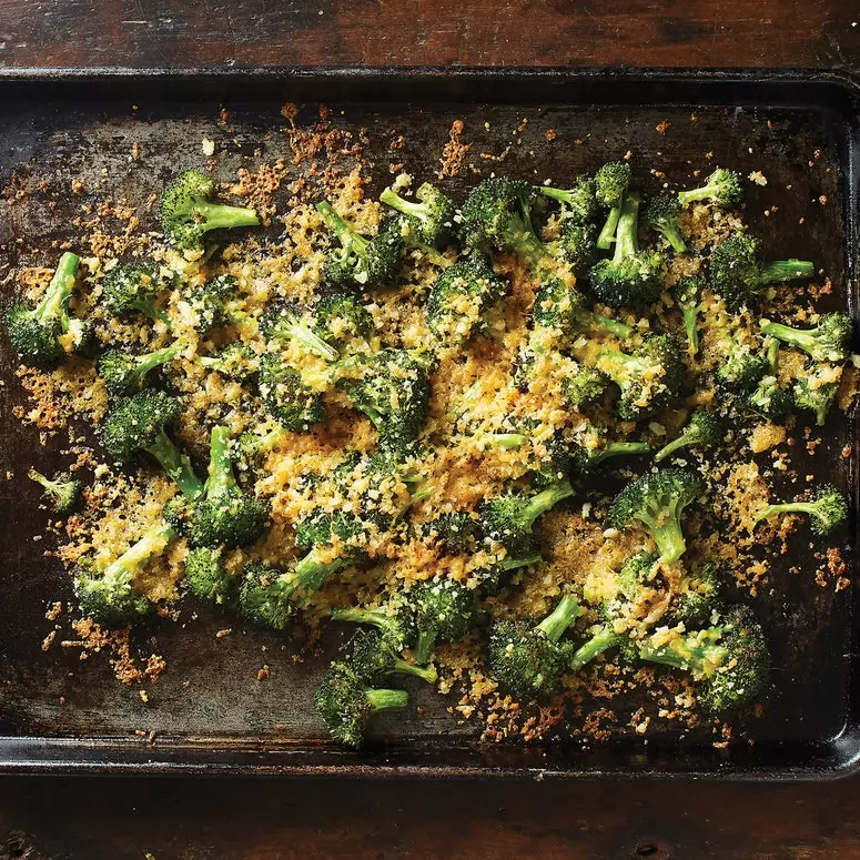 Sprød osteagtig broccoli på en bageplade.