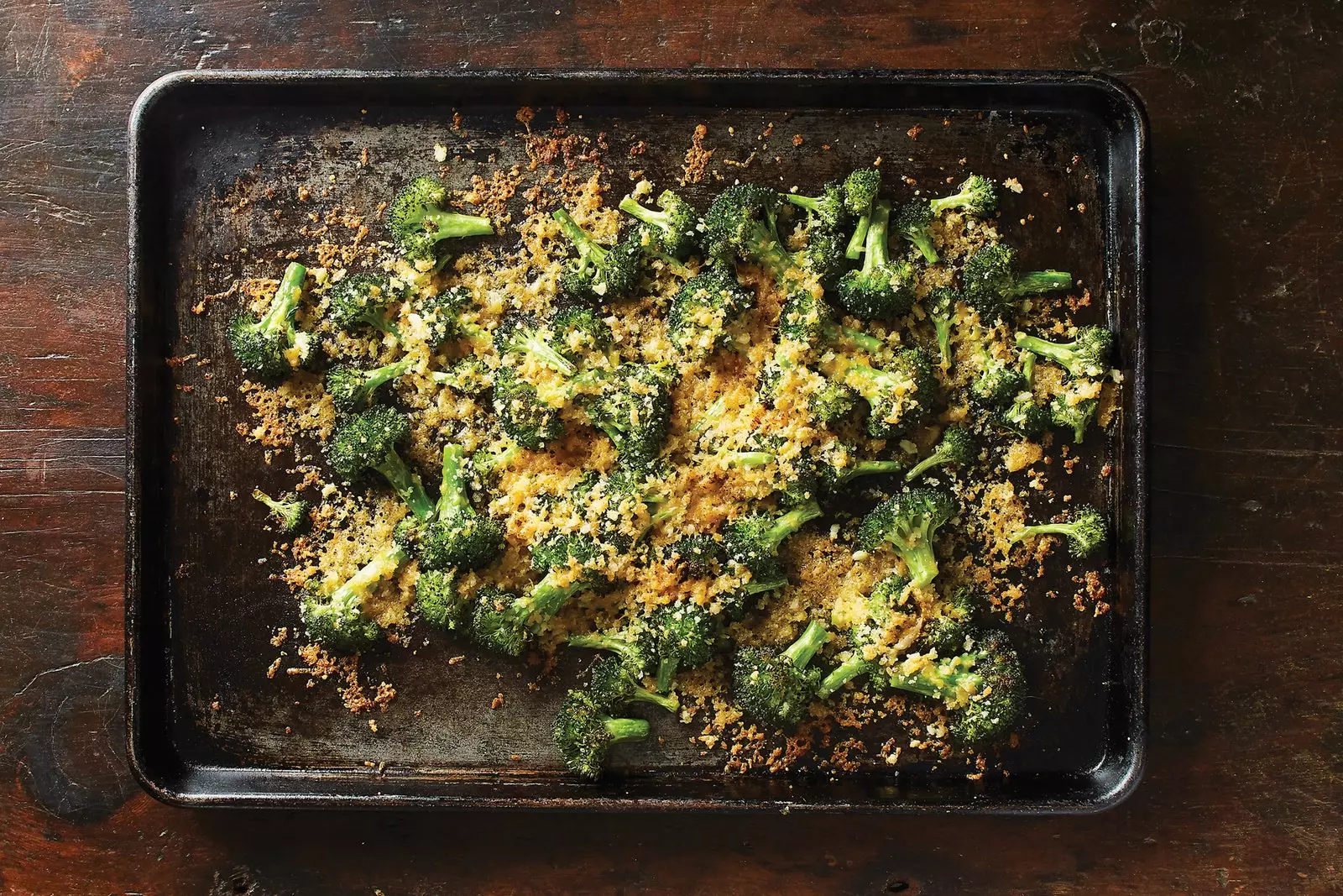 Sprød osteagtig broccoli på en bageplade.