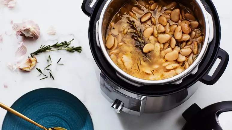 Witte bonen en kruiden in een Instant Pot.