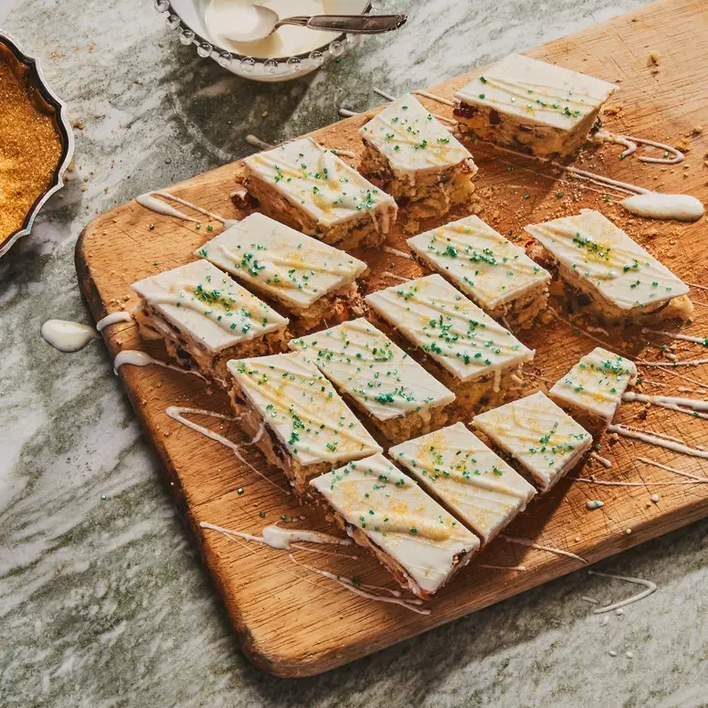 Cranberry Orange White Chocolate Batoniki na desce do krojenia zwieńczone lukrem i posypką