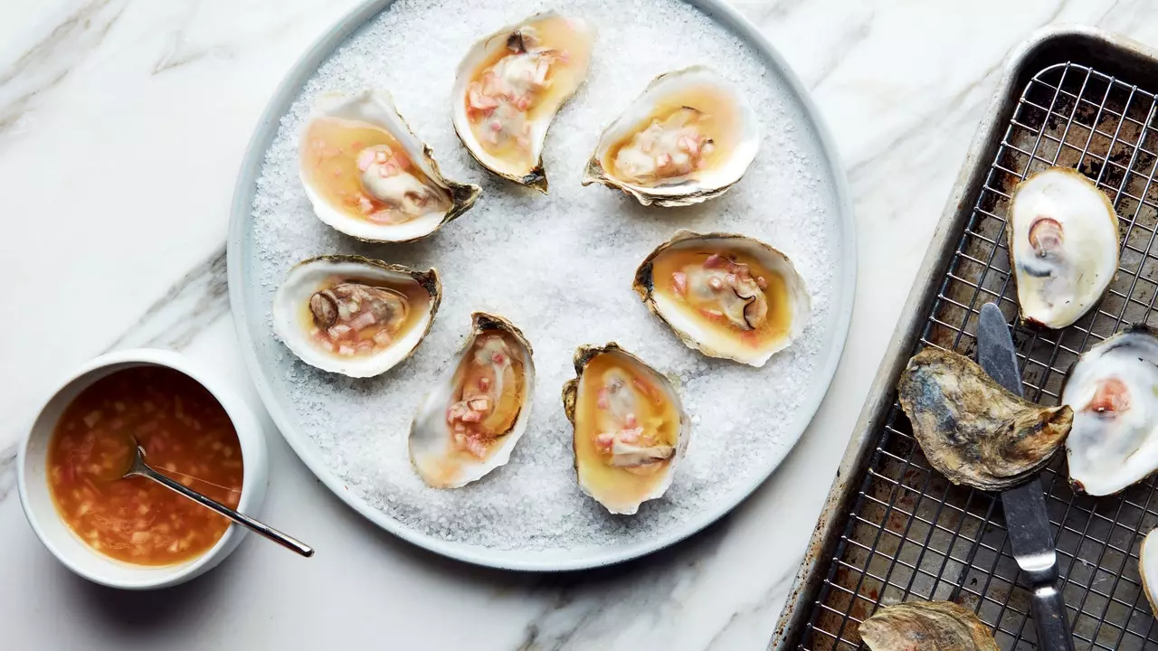 Oven-Roasted Oysters Uban sa Mainit nga Butter Mignonette