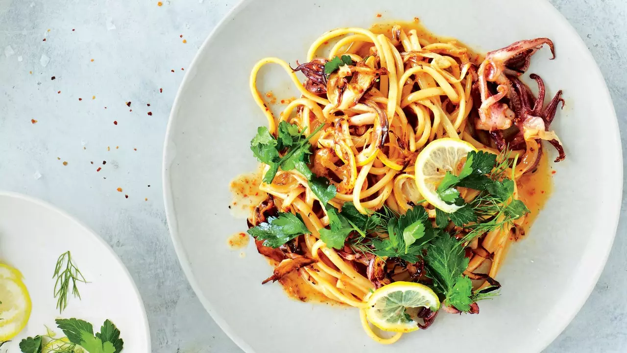 Isukari na Fennel Pasta hamwe n'indimu n'ibimera