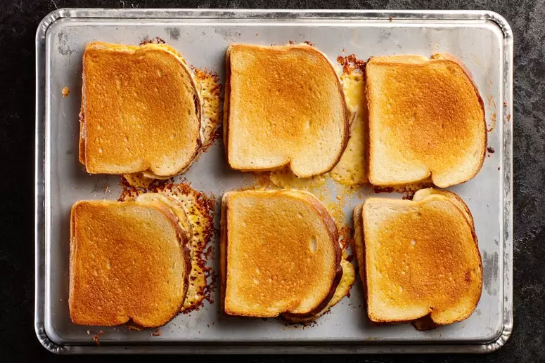 Gambar mungkin berisi: Makanan, Roti, French Toast, dan Toast