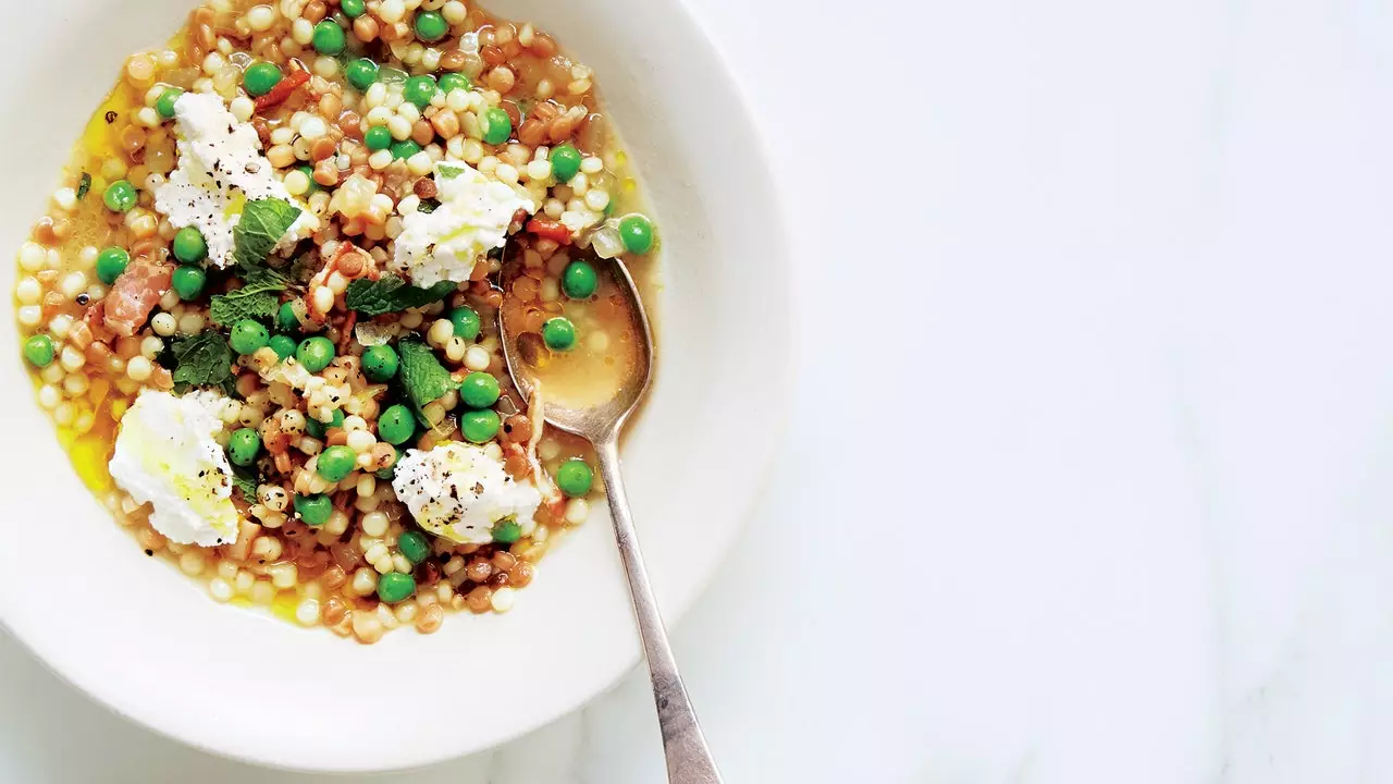 Fregola med grønne erter, mynte og ricotta