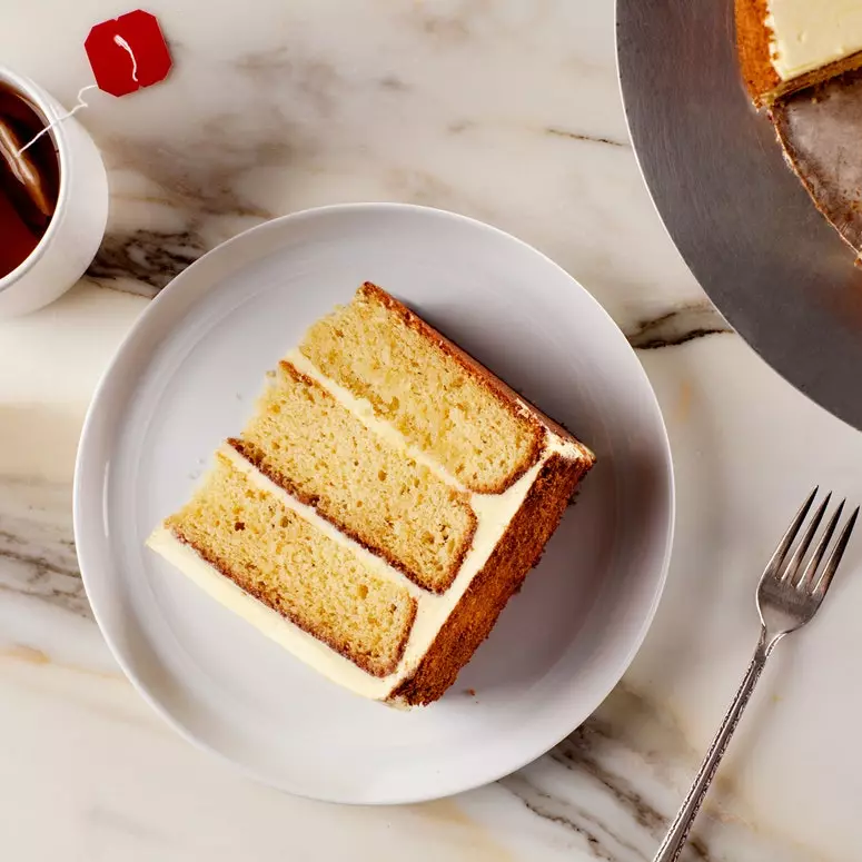 Afbeelding kan het bestek vork eten brood en maïsbrood bevatten