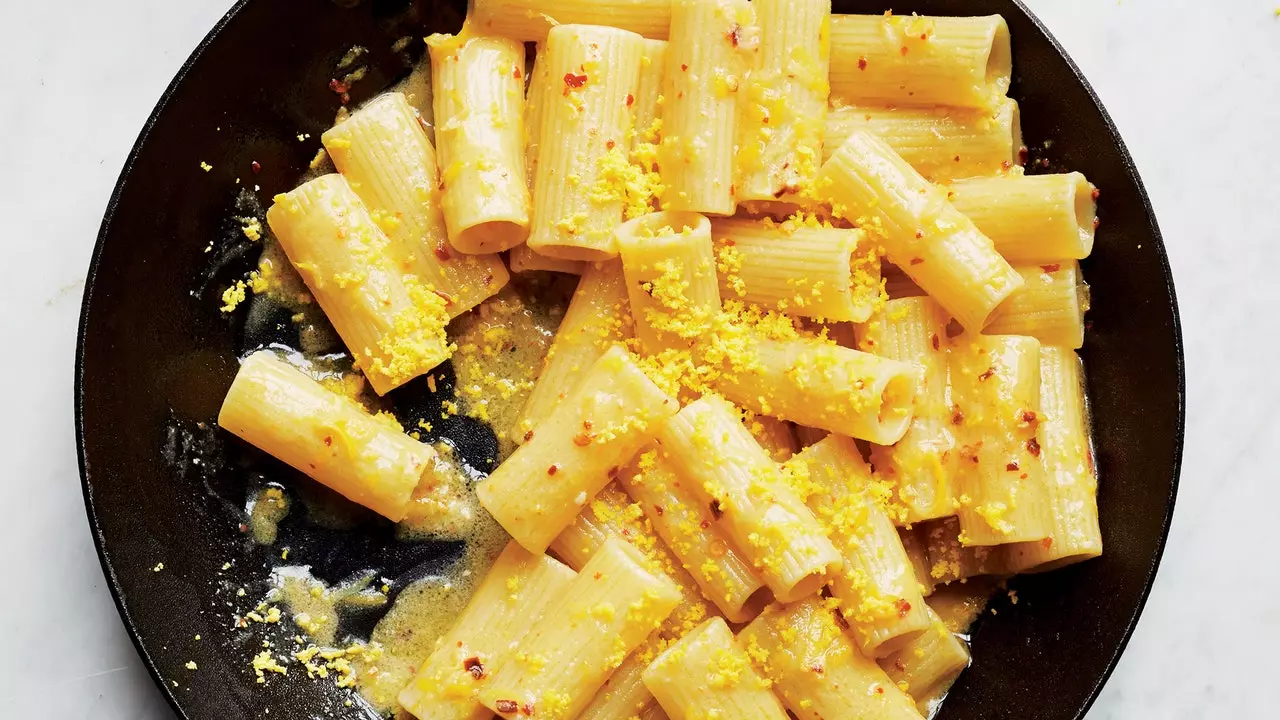 Rigatoni s pestom od limuna i čilija i ribanim jajetom