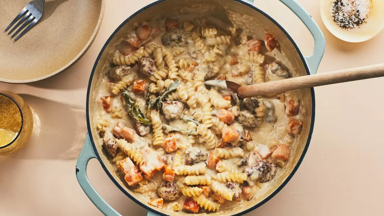 Kremet en-gryte pasta med pølse og squash