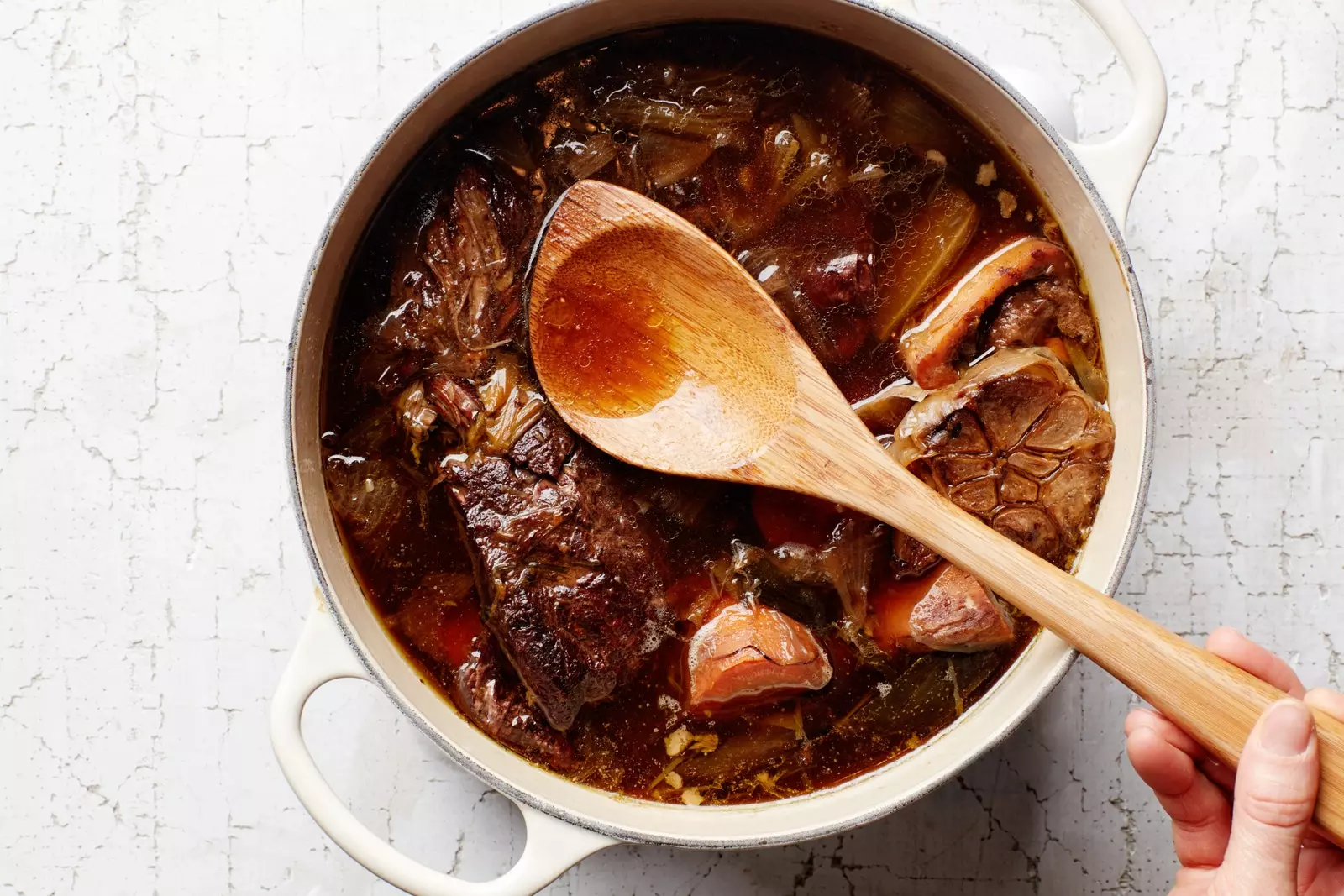 Mynd gæti innihaldið Matur Dish Máltíð Stew Bowl Curry Manneskja og planta