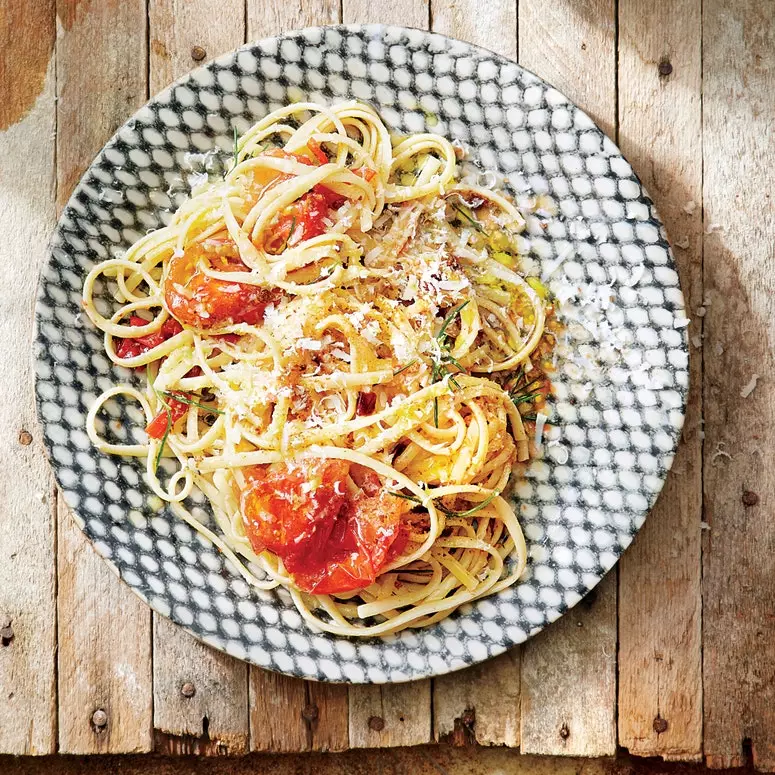 छविमा स्पेगेटी खाना र पास्ता समावेश हुन सक्छ