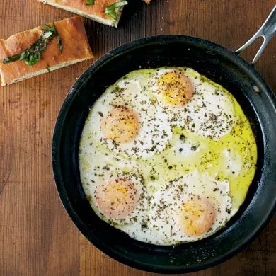 Suratda ösümlik iýmiti we çörek bolup biler