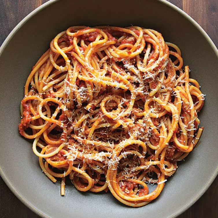Hoton na iya ƙunsar: Spaghetti, Abinci, Taliya, da Abinci