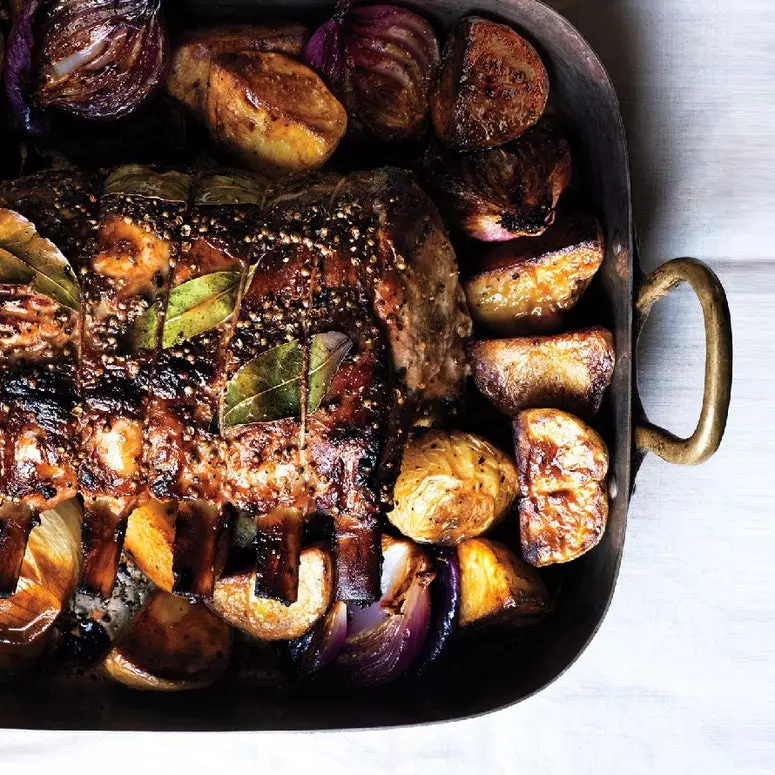 Eng Bratpfanne mat Ciderbrined Schweinefleesch Braten an Metzlerei gebonnen.