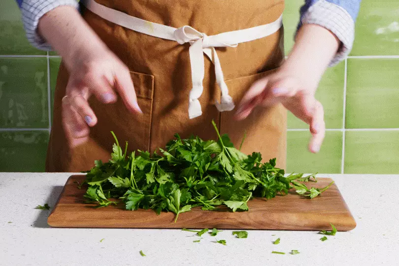 Imej mungkin mengandungi Pot Pot Jar Vase Plant Human Person dan Parsley