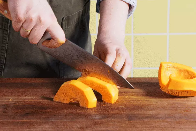 L'image peut contenir Lame Arme Couteau Armement Plante Personne humaine Nourriture Légume Courge Produire Peel and Fruit