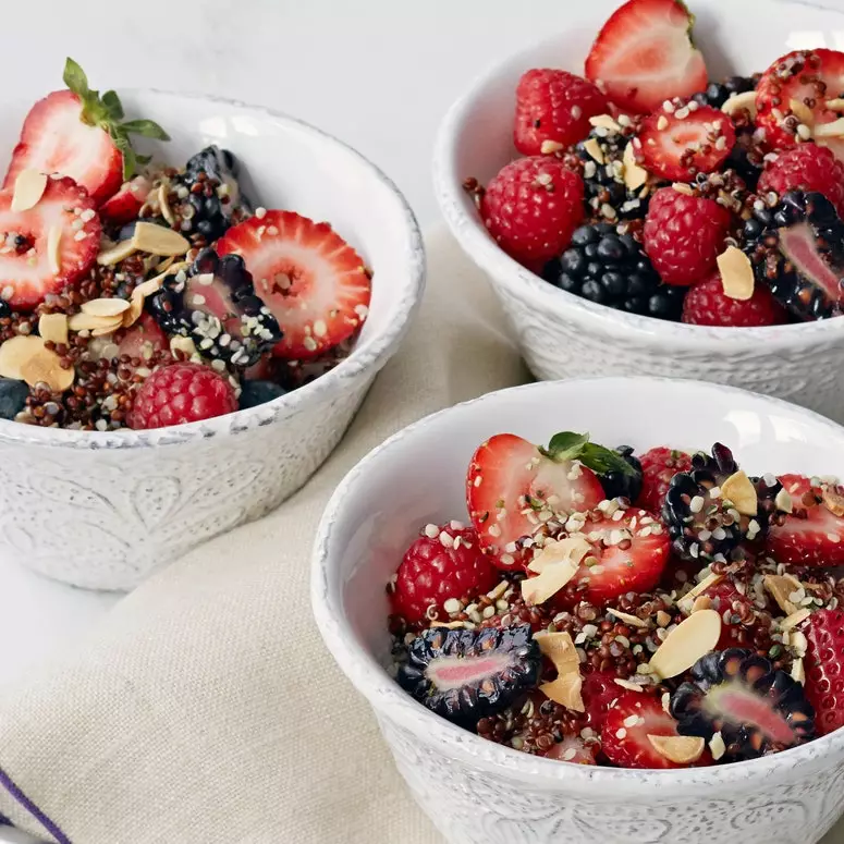 Imej mungkin mengandungi Makanan Buah Tumbuhan Strawberi dan Raspberi