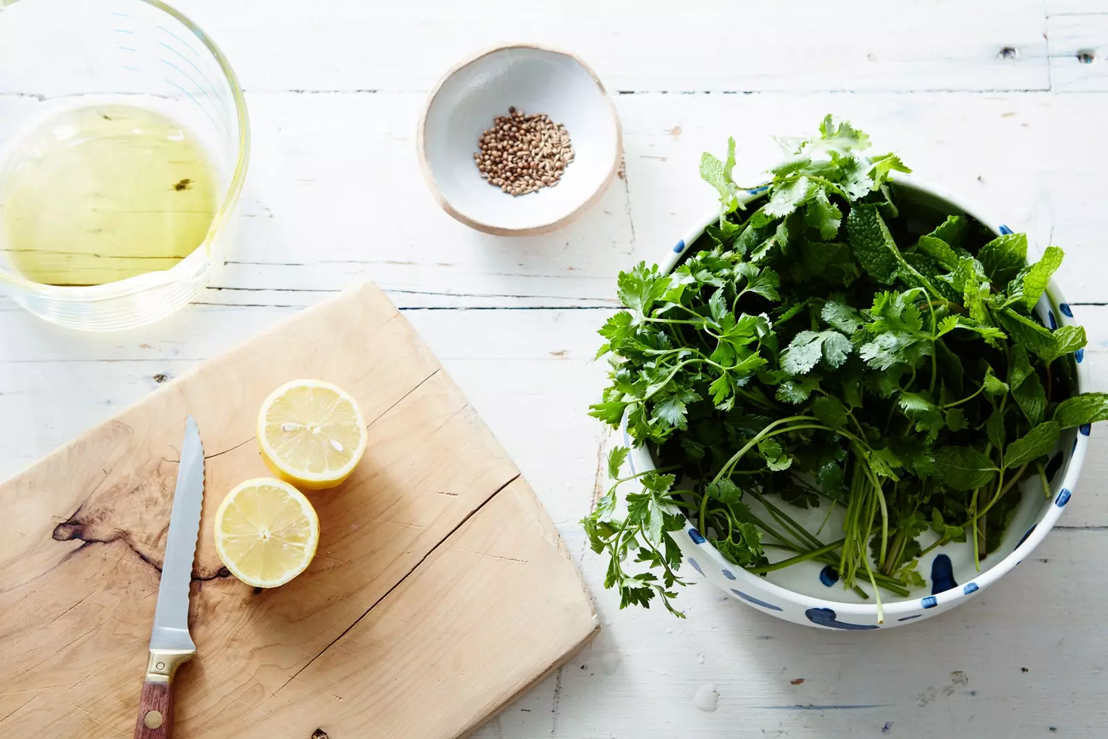 La imatge pot contenir pot i gerro de ceràmica vegetal