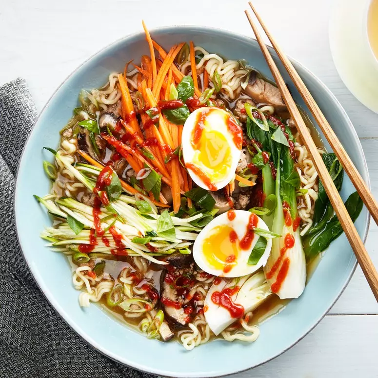 A képen a következők lehetnek: Dish Food Meal Bowl Noodle Pasta Soup Tál tál tojás és leves