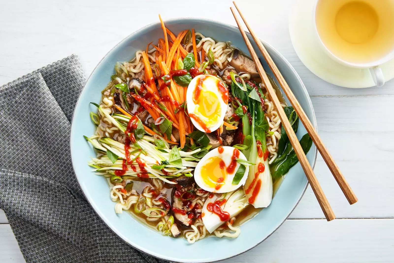 A képen a következők lehetnek: Dish Food Meal Bowl Noodle Pasta Soup Tál tál tojás és leves