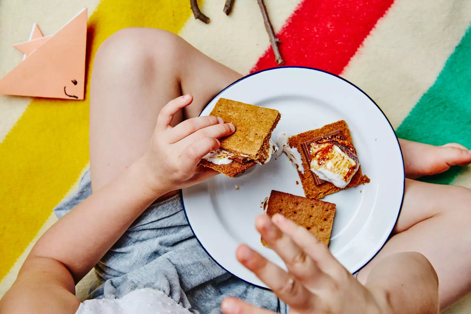 රුපයේ අඩංගු විය හැක Human Person Burger Food Eating Bread Finger Toast සහ French Toast