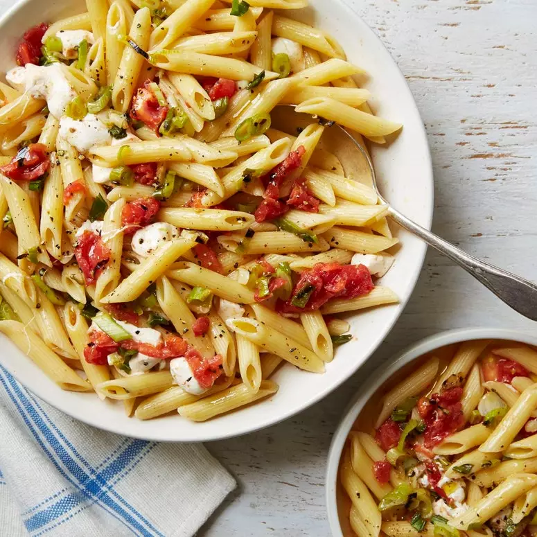 Foto av pasta med grillet tomat og løkløksaus på en tallerken og i en bolle.