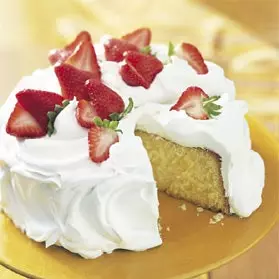 Слика може да садржи Храна Десерт Крем Крем Шлаг Кондиторски слаткиши Свадбена торта Торта и биљка