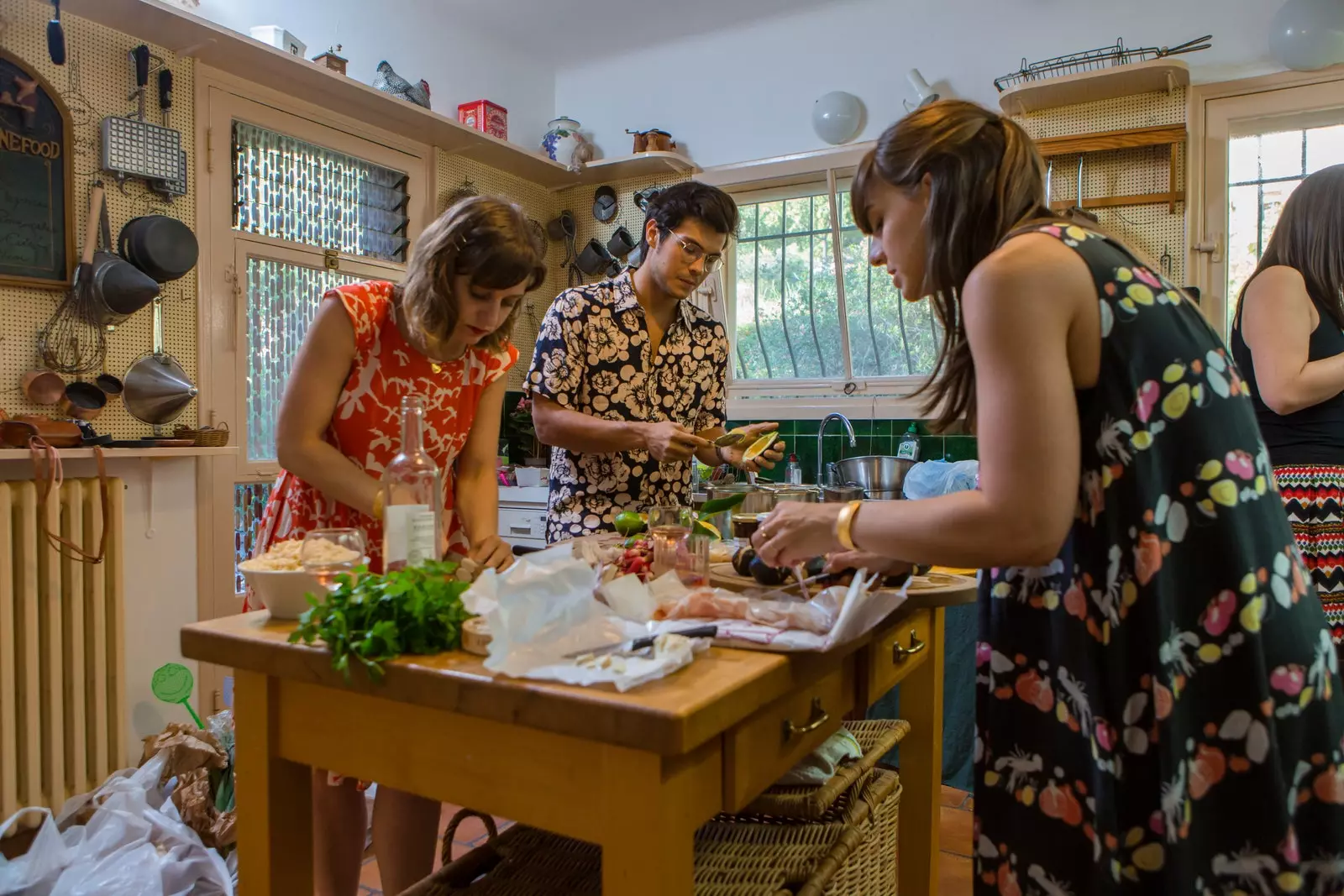 A imaxe pode conter Persoa humana Restaurante Comida Comida Andel Cafetería Piso Buffet e madeira