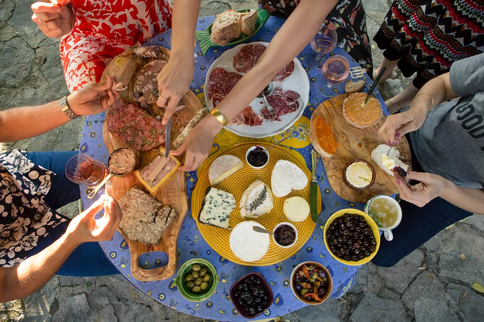 L-immaġni jista' jkun fiha Ikel Dixx Ikla Bniedem u Persuna