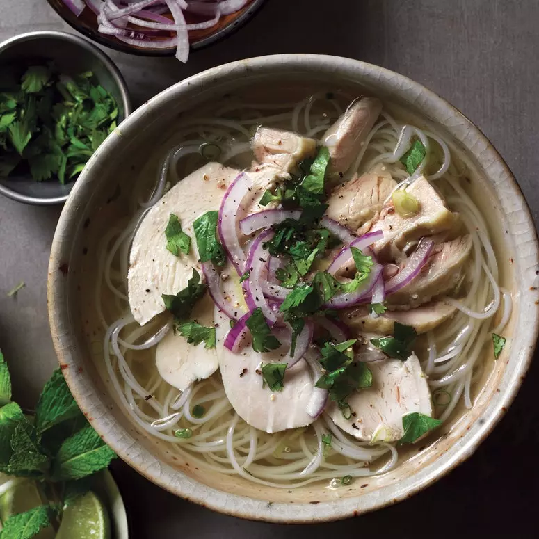 A képen a következők lehetnek: Bowl Food Dish Meal Noodle Pasta Plant Desszert Fagylalt Krémes Krémleves Tál és Kerámia