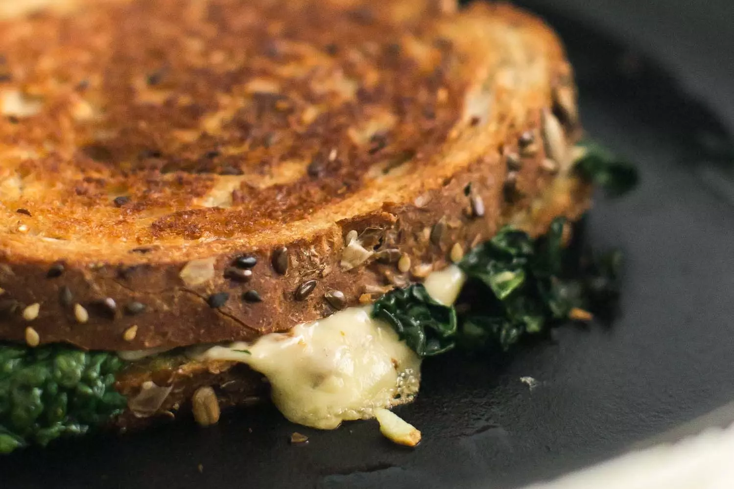 Slika lahko vsebuje Food Burger Bread Plant Sendvič Francoski toast in Toast