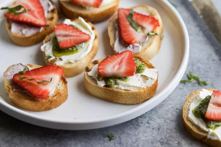 Ta slika lahko vsebuje Jedilni pribor Žlica Food Bread in Burger