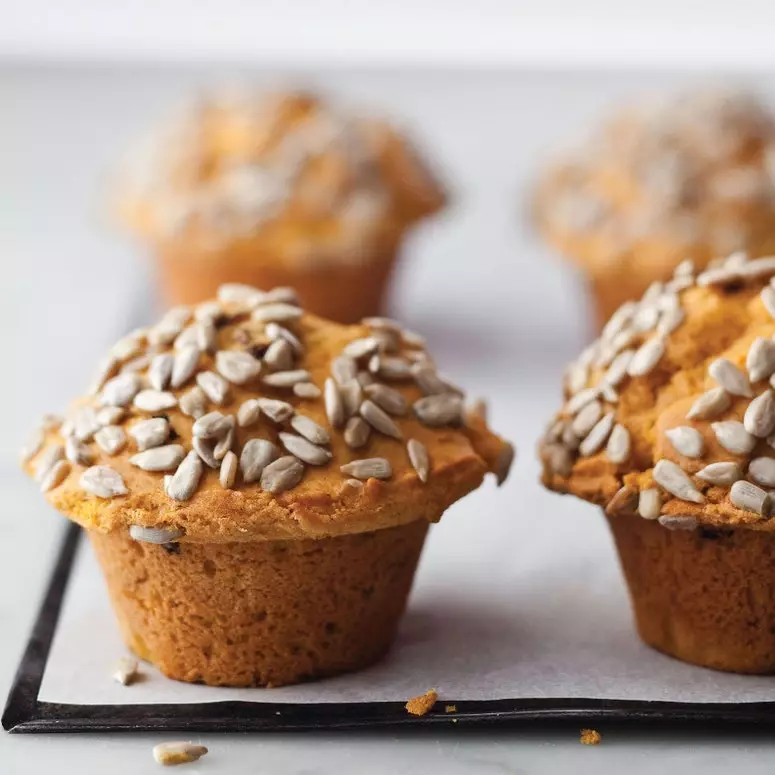 Muffins de cabaza rematados con sementes de xirasol.