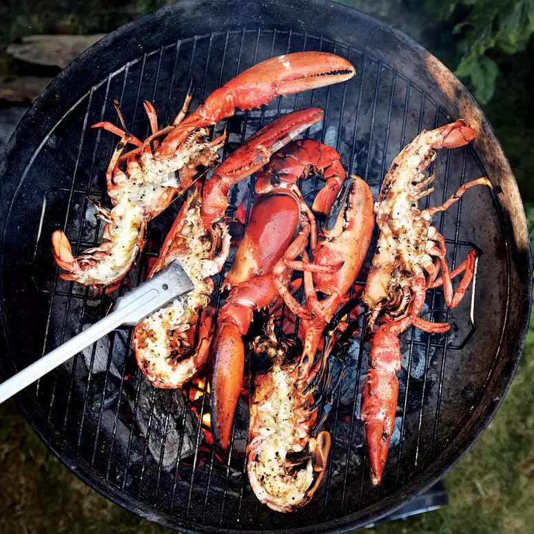 Mynd gæti innihaldið Food Bbq Animal Seafood Sea Life Lobster Flame Bonfire and Fire